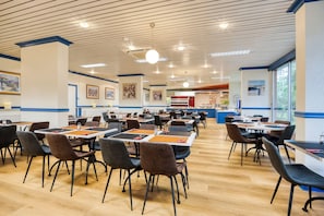 Café da manhã com buffet diário (EUR 19 por pessoa) 