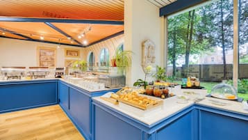 Café da manhã com buffet diário (EUR 19 por pessoa)