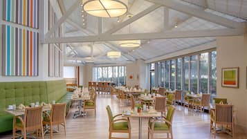 Pequeno-almoço tipo buffet aos fins de semana (18.00 USD por pessoa)