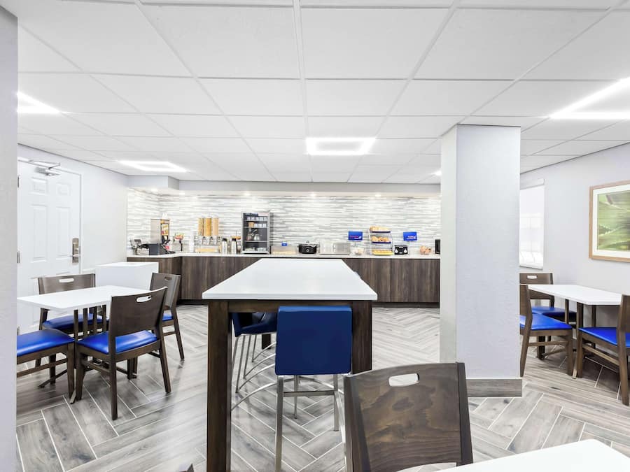 Café da manhã para viagem grátis todos os dias