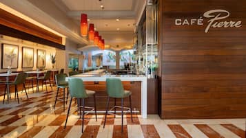 2 bares/lounges