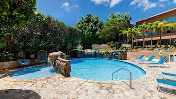 Piscina exterior, guarda-sóis, espreguiçadeiras