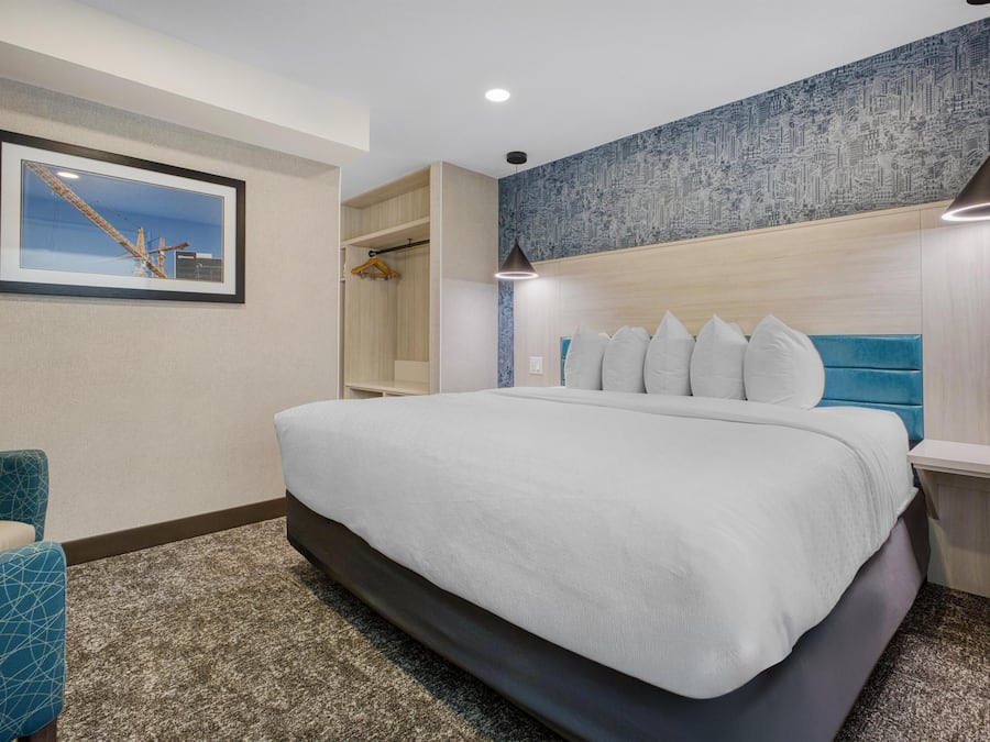 Suíte, 1 cama Queen, para não fumantes, banheira de hidromassagem | Roupas de cama premium, escrivaninha, ferros/tábuas de passar roupa