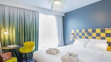 Suíte júnior, 1 cama de casal e sofá-cama, sacada | Cofres nos quartos, escrivaninha, cortinas blackout