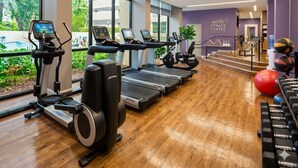 Centro de ginástica do hotel com esteiras, elípticos e pesos livres.