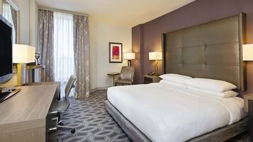 Roupa de alta qualidade, cofre no quarto, secretária