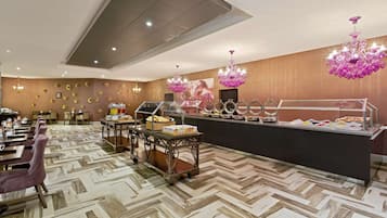 Café da manhã com buffet diário (USD 15.95 por pessoa)