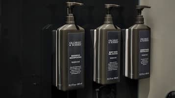 Três produtos Gilchrist & Soames: Shampoo, Gel de Banho e Condicionador.