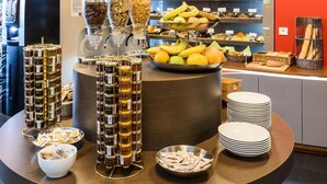 Disposição de buffet com diversos alimentos e acompanhamentos.