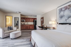 Camas de colchão pillowtop, secretária, cortinas/cortinados opacos