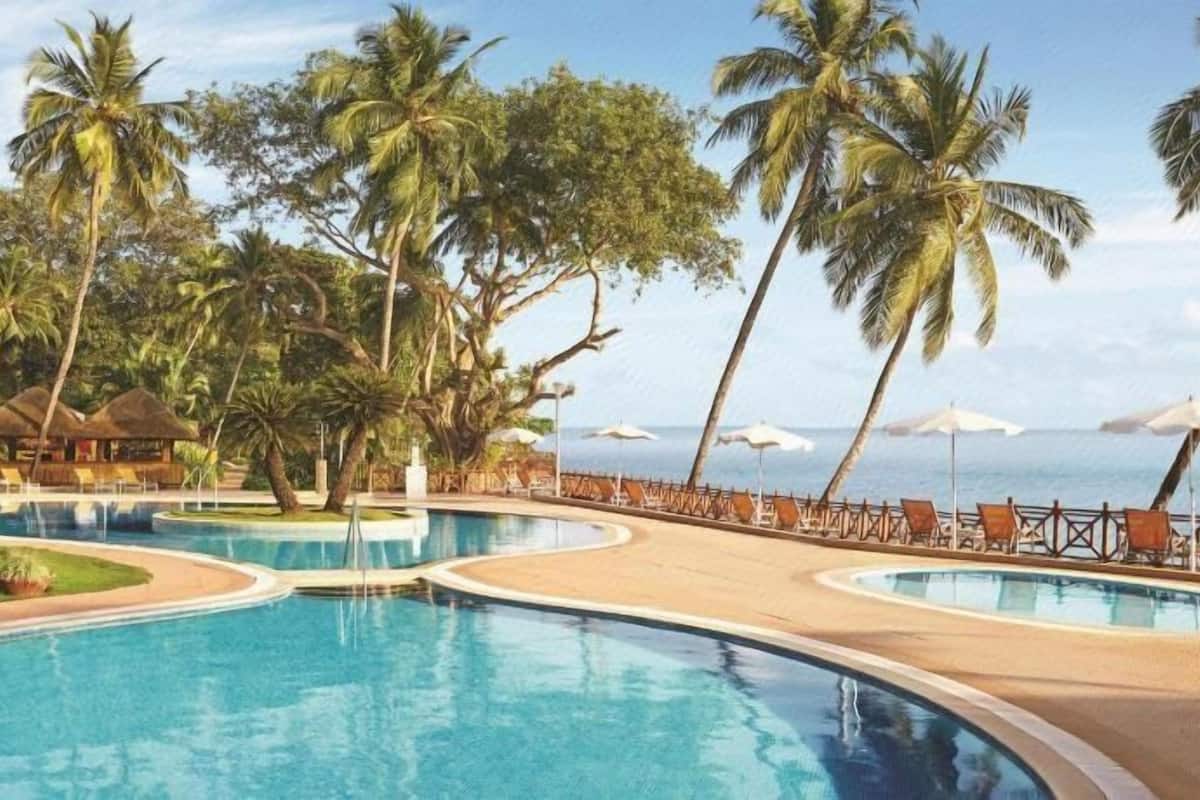 Piscina | Piscina externa, guarda-sóis, espreguiçadeiras