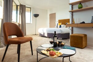 Roupas de cama premium, frigobar, cofres nos quartos, escrivaninha