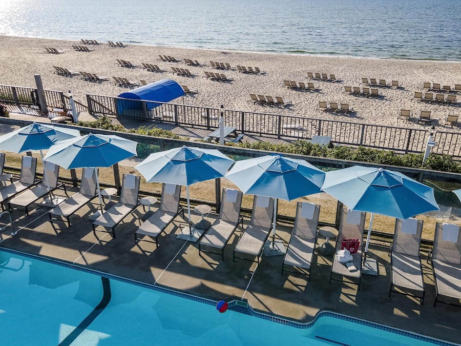 Piscina interior, piscina exterior sazonal, guarda-sóis