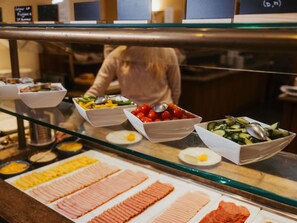 Pequeno-almoço tipo buffet diário mediante uma taxa 