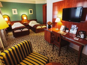 Quarto Twin Clássico, 2 camas individuais (Bidermeier) | Roupa de alta qualidade, minibar, cofre no quarto, secretária 