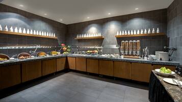 Café da manhã completo todos os dias (USD 24.42 por pessoa)