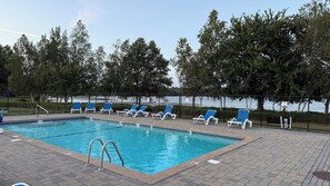Piscina exterior sazonal 