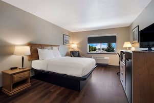 Quarto Standard, 1 cama queen-size, não fumadores, frigorífico e micro-ondas | Secretária, secretária adequada para computadores portáteis