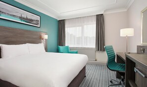 Secretária, cortinas/cortinados opacos, ferro/tábua de engomar 