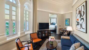 Suite, 1 cama king-size (Promenade) | 1 quarto, roupa de alta qualidade, cofre com capacidade para portátil