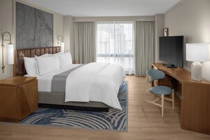 Quarto premium, 1 cama King, vista para a cidade | Roupas de cama premium, edredons de pluma, cofres nos quartos