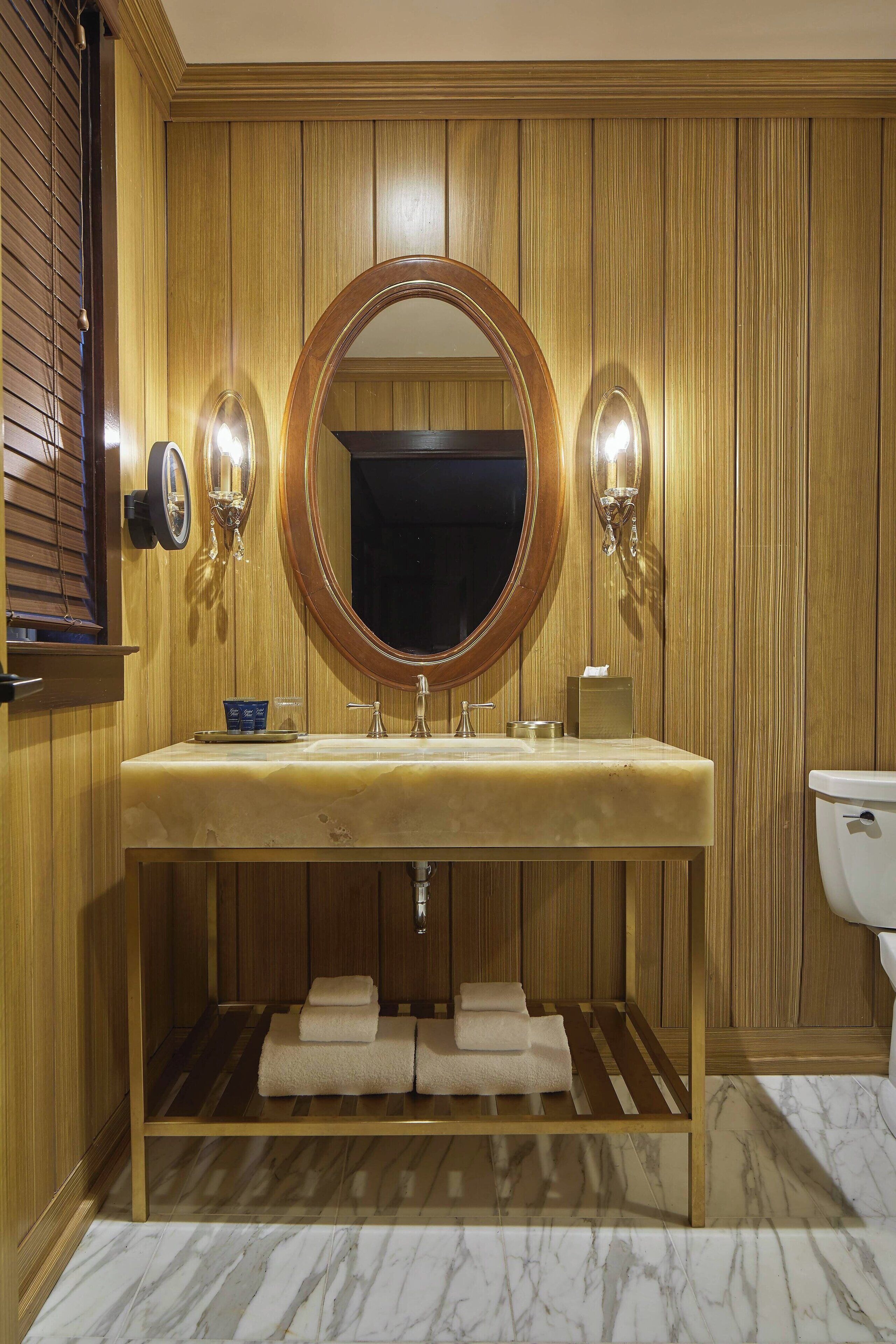 Quarto Premium, 1 cama king-size, vista para o resort (Mobility/Hearing Access, Roll-In Shwr) | Casa de banho | Uma combinação polibã/banheira, produtos de higiene exclusivos 