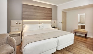 Quarto Duplo Standard | Minibar, cofre no quarto, secretária, cortinas/cortinados opacos 