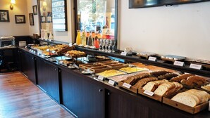 Balcão de buffet com diversos alimentos e bebidas.