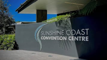 Placa do Centro de Convenções Sunshine Coast com um design de folha.