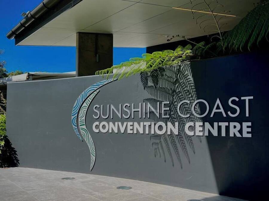 Placa do Centro de Convenções Sunshine Coast com um design de folha.
