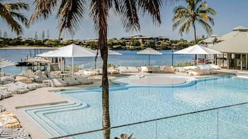 Piscina externa, guarda-sóis