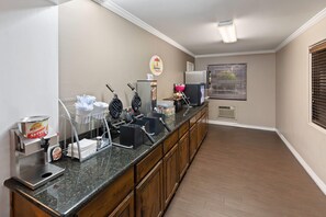 Café da manhã para viagem grátis todos os dias