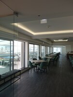 Café da manhã com buffet todos os dias mediante uma taxa