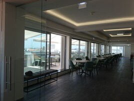 Pequeno-almoço tipo buffet diário (8 EUR por pessoa) 