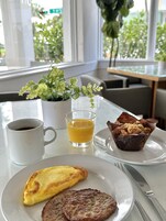 Pequeno-almoço preparado no momento diário mediante uma taxa