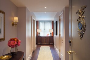 Suite, 1 quarto (Dining Area) | Roupa de alta qualidade, minibar, cofre no quarto, secretária 