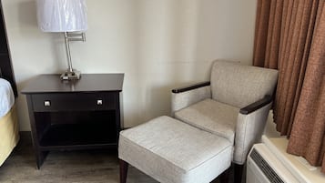 Quarto standard, 1 cama King, para não fumantes | Camas com colchões pillow-top, escrivaninha, cortinas blackout