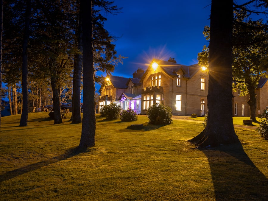 Fachada da propriedade à noite