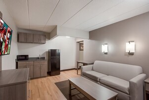 Suíte, 1 cama King, cozinha (Smoke Free) | Cofres nos quartos, escrivaninha, espaço de trabalho para notebook