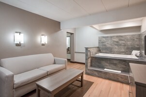 Suíte, 1 cama King, cozinha (Jetted Tub, Smoke Free) | Cofres nos quartos, escrivaninha, espaço de trabalho para notebook