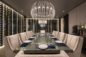 2 restaurantes, é servido café da manhã