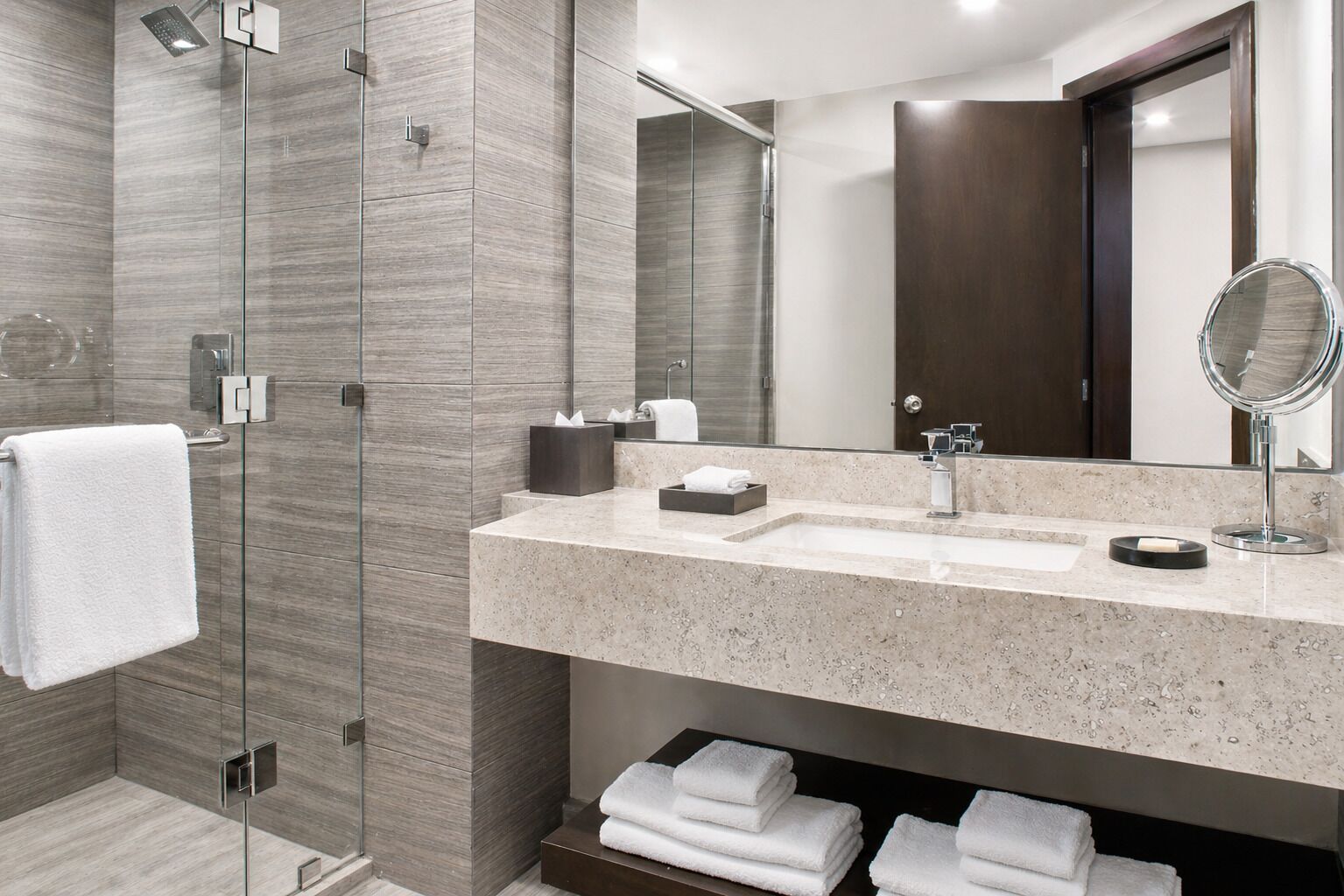 Quarto, 1 cama king-size (High Floor) | Casa de banho | Um secador de cabelo, roupões, toalhas fornecidas, sabão 