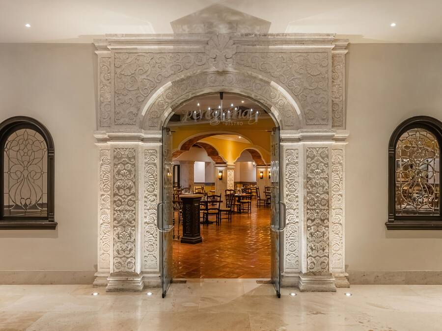 2 restaurantes, é servido café da manhã