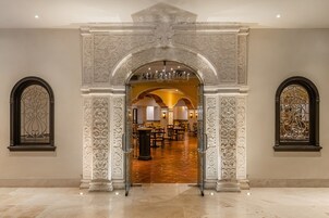 2 restaurantes, pequenos-almoços servidos 