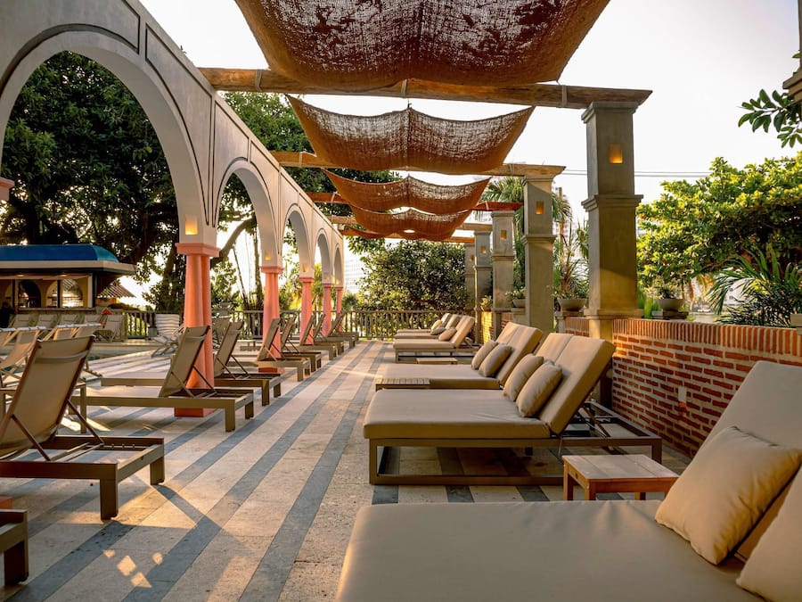 3 piscinas externas, funciona das 8h às 20h, barracas de cortesia