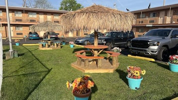 Piscina externa sazonal, funciona das 8h às 23h, guarda-sóis