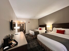 Quarto, 2 camas queen-size, acessível, não fumadores | Roupa de alta qualidade, cofre no quarto, secretária