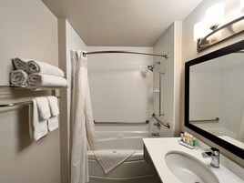 Quarto, 2 camas queen-size, acessível, não fumadores | Casa de banho | Artigos de higiene ecológicos, um secador de cabelo, toalhas fornecidas 