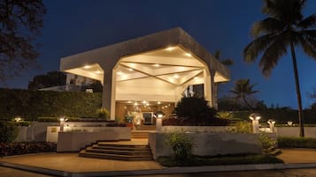 Fachada do alojamento (tarde/noite)