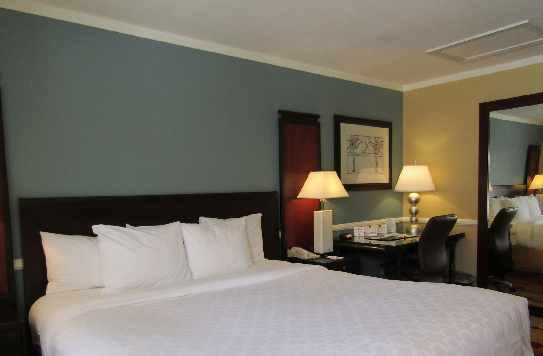 Roupas de cama premium, escrivaninha, cortinas blackout